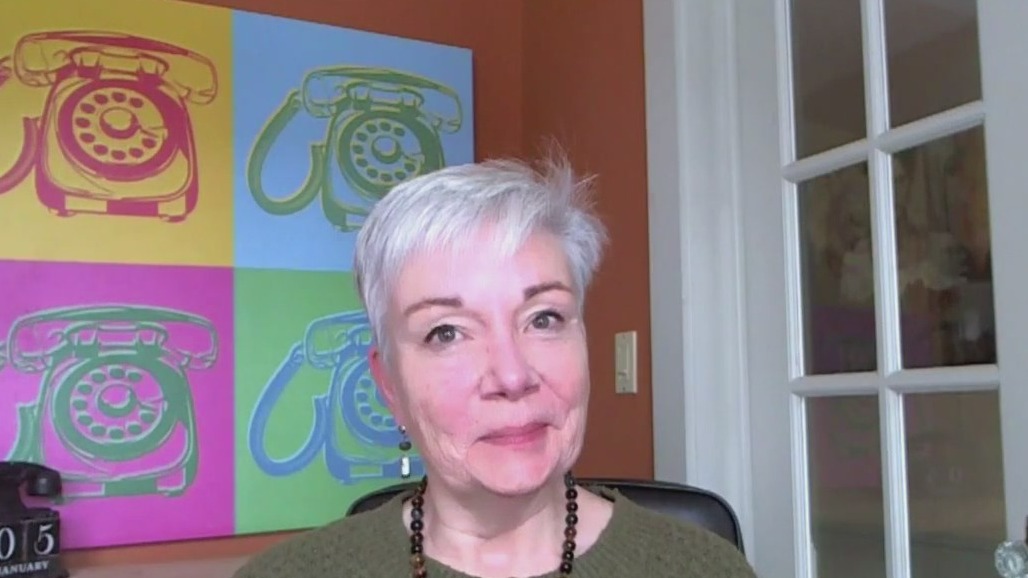 'The Phone Lady' helps Gen-Z overcome fear of talking on the phone ...