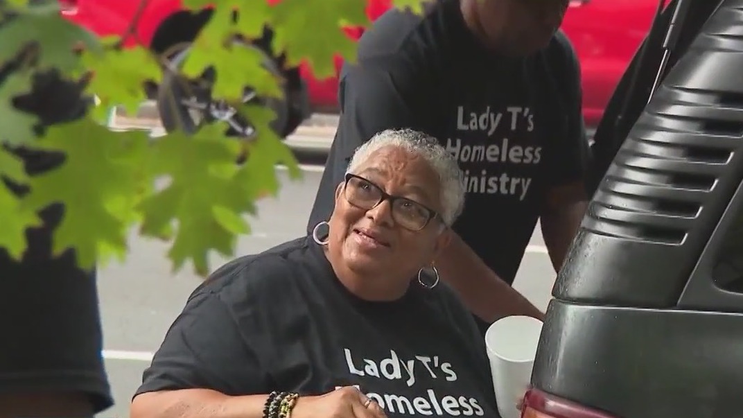 A metro Atlanta woman's mission to feed the homeless | FOX 5 Atlanta